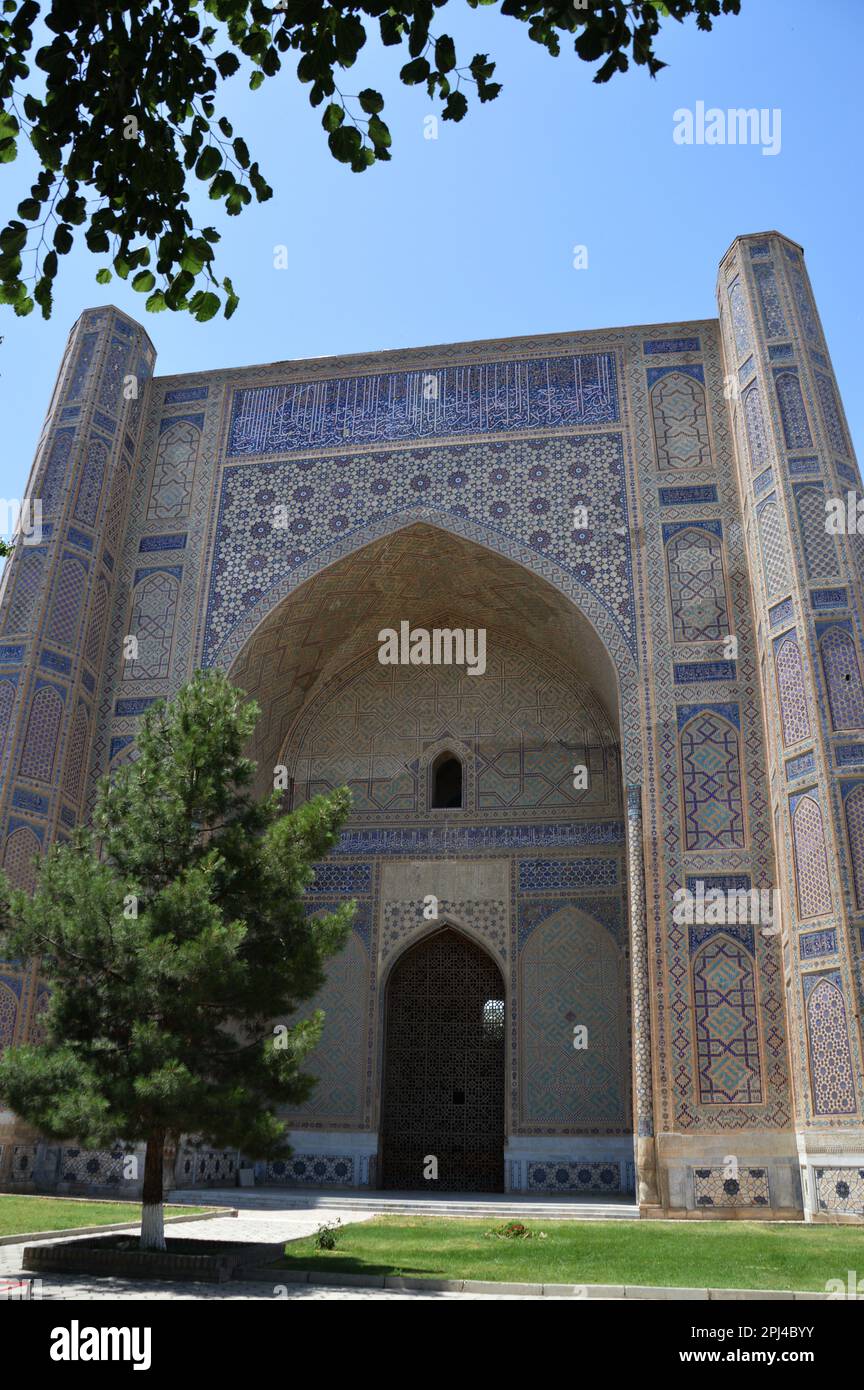 Usbekistan, Samarkand: Fassade und iwan der riesigen Bibi-Khanum ...