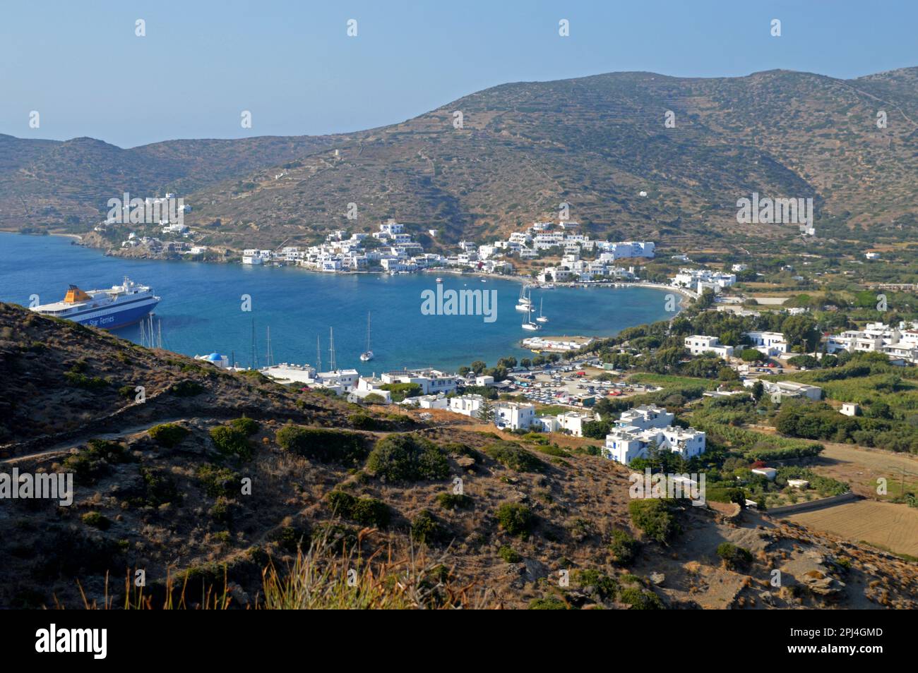 Griechenland, Insel Amorgos, Katapola: Blick auf die Bucht und den ...
