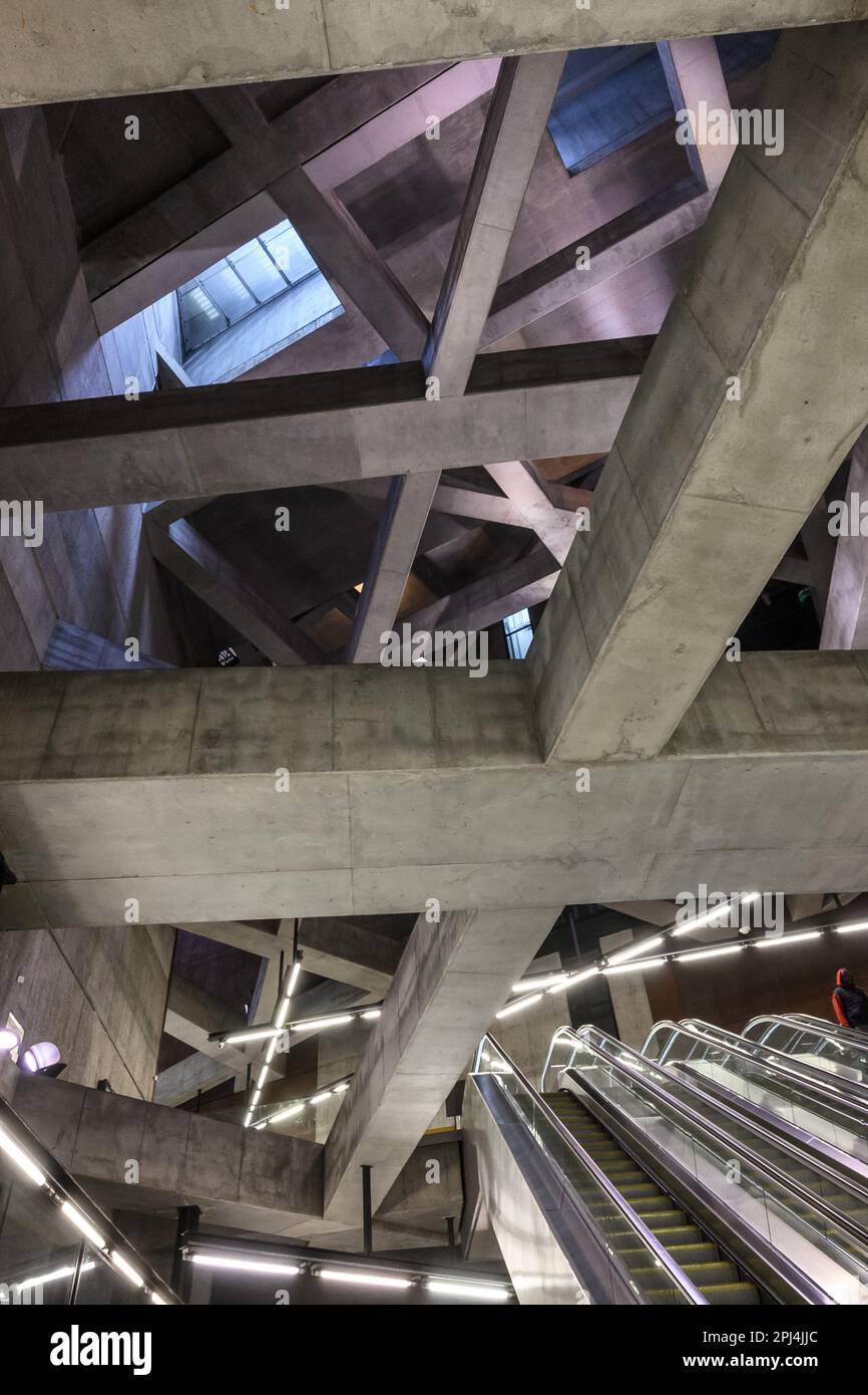 Kreuz und quer verlaufende beleuchtung -Fotos und -Bildmaterial in ...