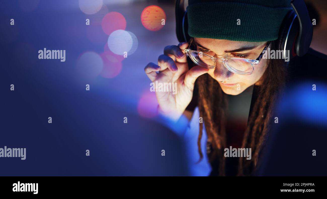 Cyber-Sicherheit, Frau oder Hacker, die nachts am Computer im Keller ...