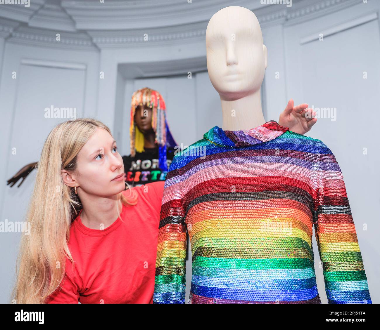 London, Großbritannien. 31. März 2023. Galeriepersonal mit dem bunten ...