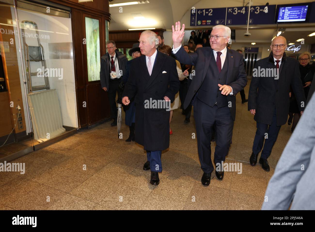 König Karl III. Mit dem deutschen Präsidenten Frank-Walter Steinmeier ...