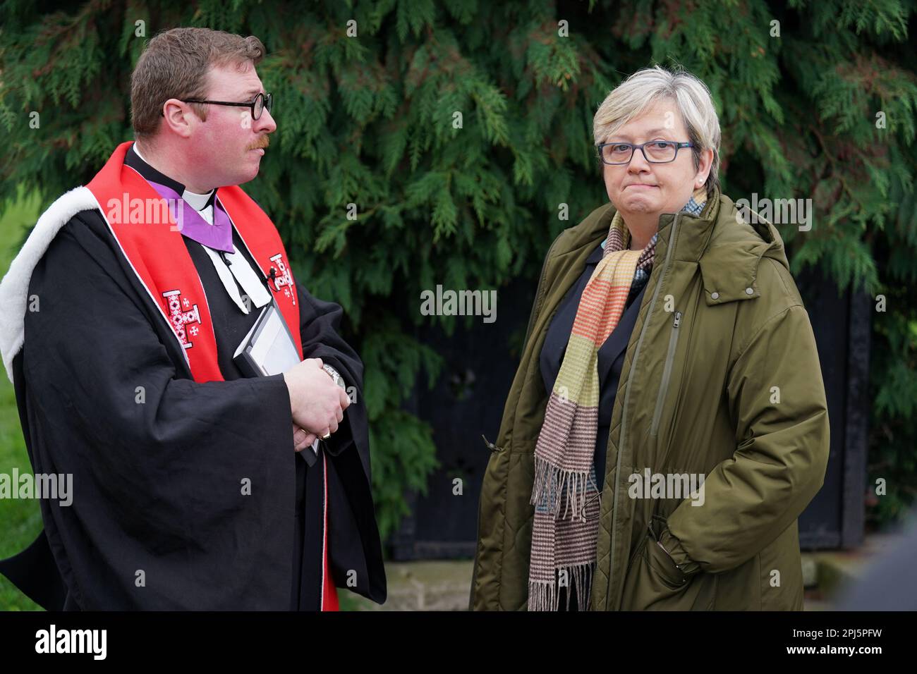 Der Rev Michael Mair neben Joanna Cherry MP, als sie zur Beerdigung von ...