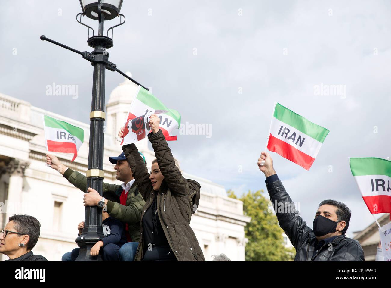 Poster, Flaggen und Botschaften werden gehalten, während sich ...