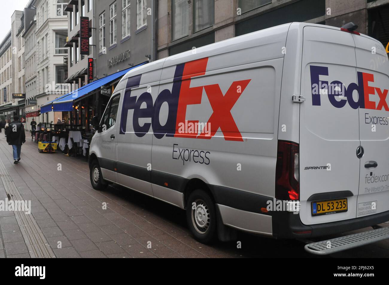 Fedex express lieferwagen -Fotos und -Bildmaterial in hoher Auflösung ...