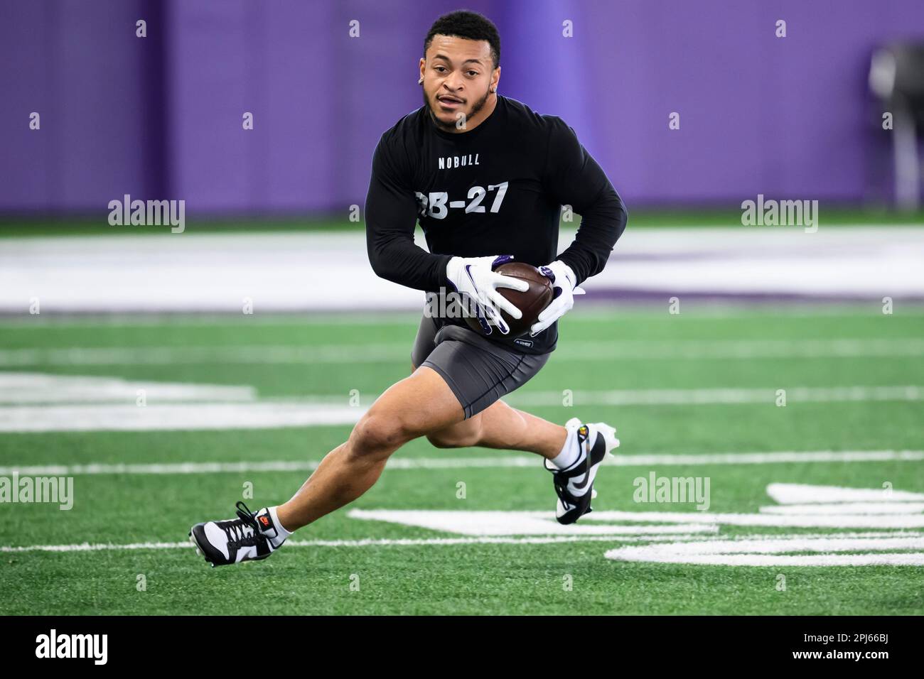 Kansas State running back Deuce Vaughn runs after a catch during the ...