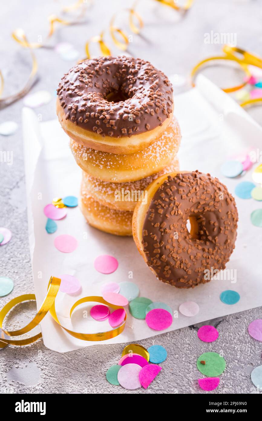 Donuts mit Luftschlangen und Konfetti. Donuts für Karneval und Party ...