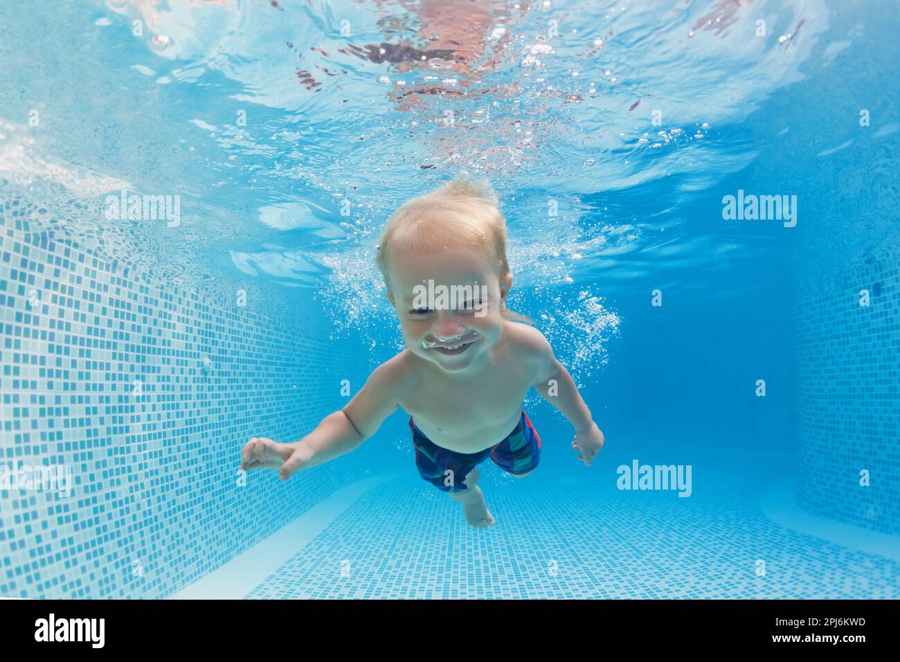 Glückliche Familie viel Spaß im Pool. Lustig Kind Schwimmen, Tauchen im ...