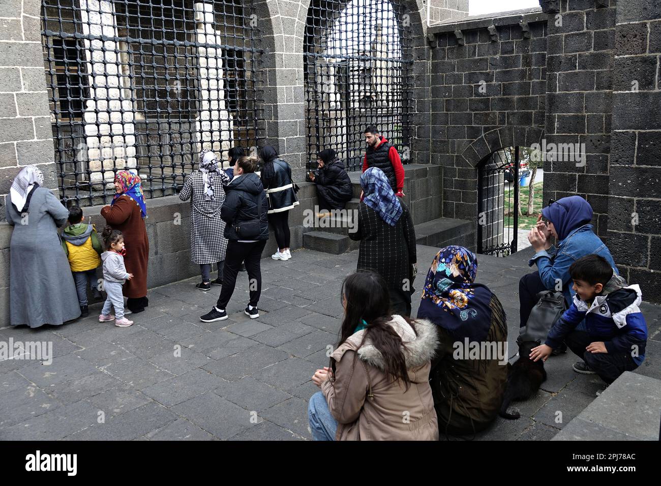 Menschen beten um nachkommen -Fotos und -Bildmaterial in hoher Auflösung – Alamy