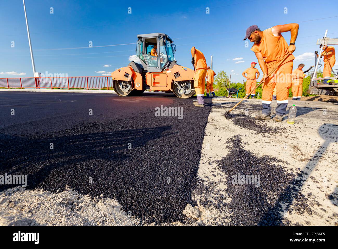 Zrenjanin, Vojvodina, Serbien - 8. Juni 2021: Die Arbeiter verwenden ...