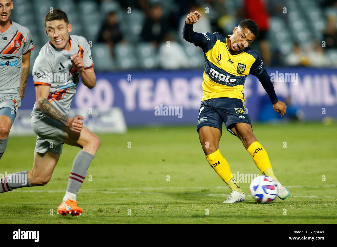 Samuel Silvera von den Mariners schießt während des A-League Männer ...