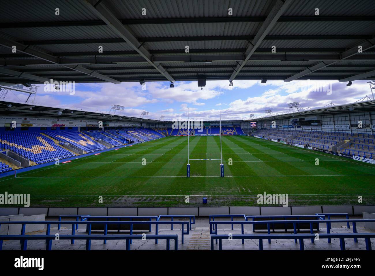 Allgemeiner Überblick über das Halliwell Jones Stadium vor dem Spiel ...