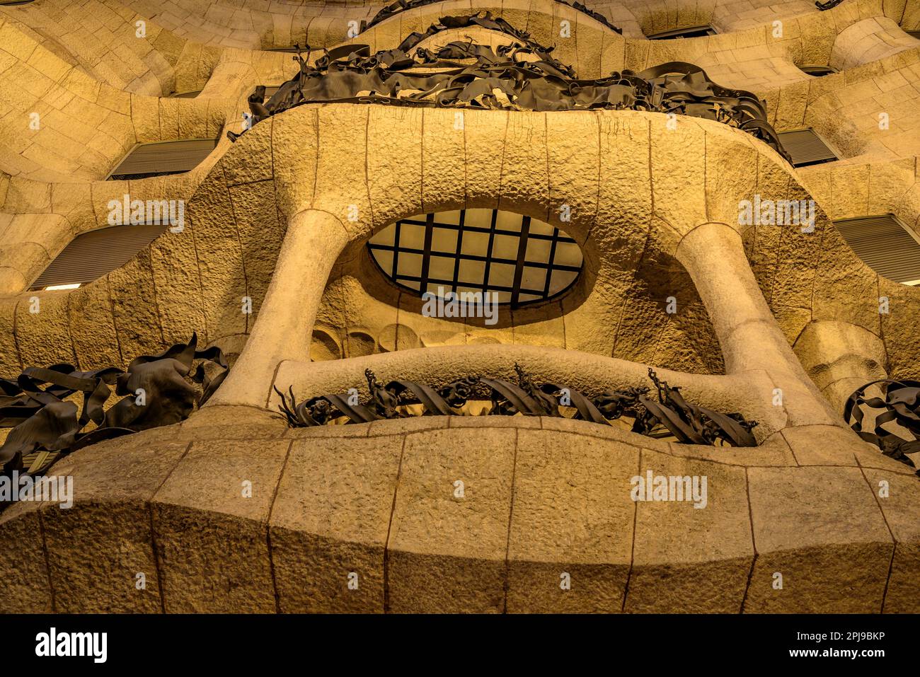 Fassade von La Pedrera (Casa Milà) in der Abenddämmerung und bei Nacht ...