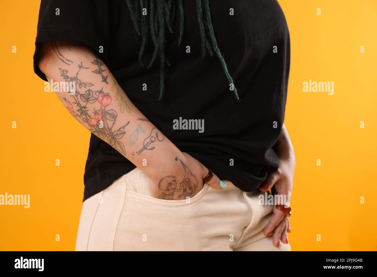 Frau mit tattoos am arm -Fotos und -Bildmaterial in hoher Auflösung – Alamy