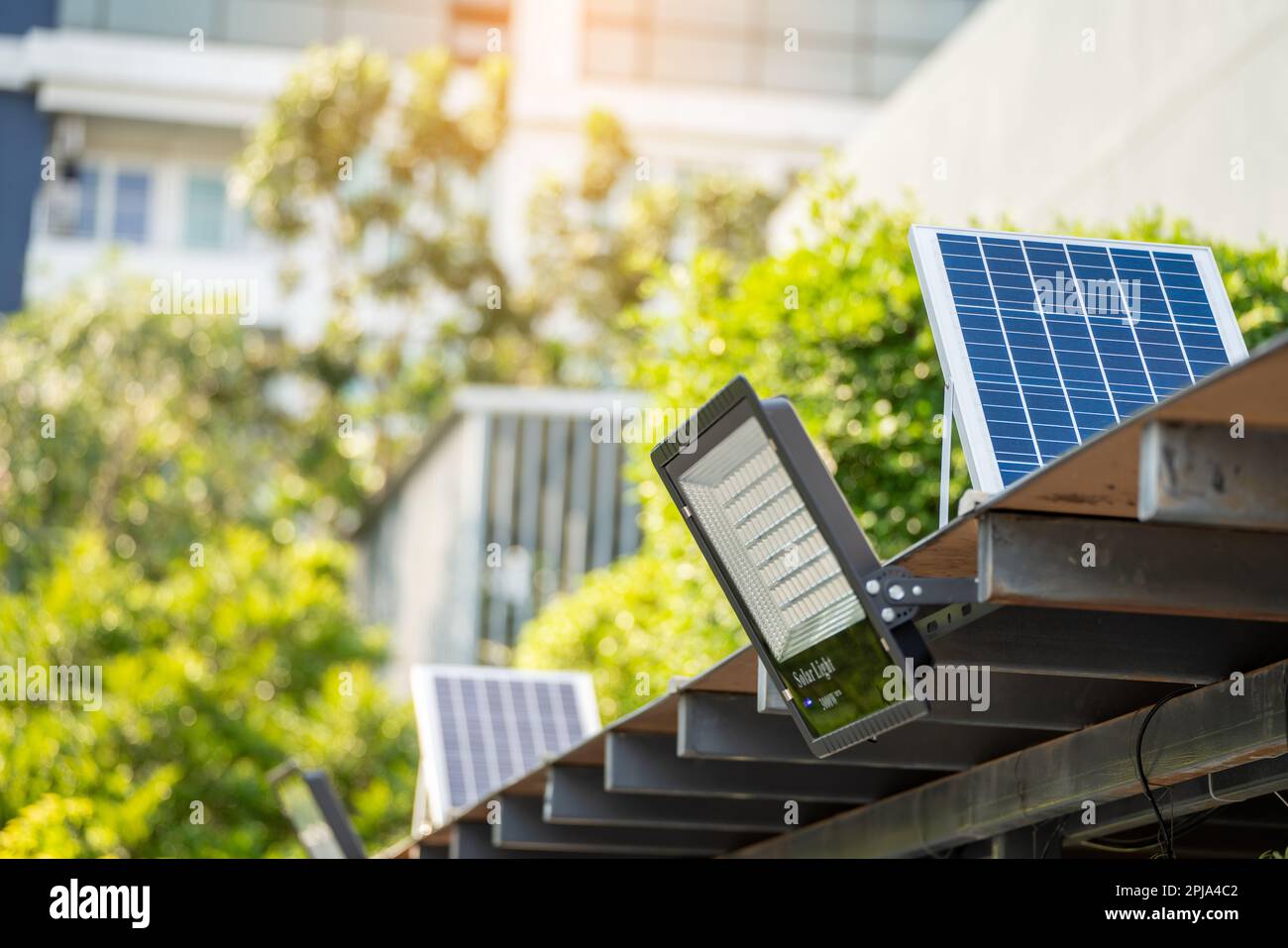 Solarlicht. Öffentliches Stadtlicht mit Solarmodul, das am blauen ...