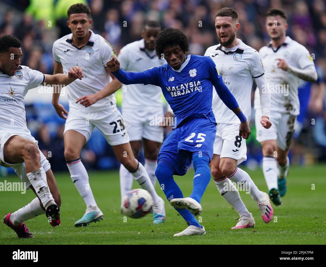 Das Jaden Philogene-Bidace von Cardiff City erzielt während des Sky Bet ...