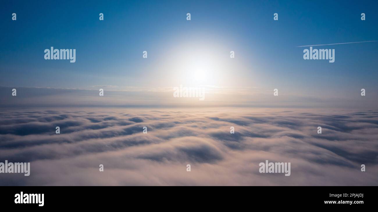 Lassen Sie sich von der Schönheit und Majestät eines Morgenhimmels mit ...