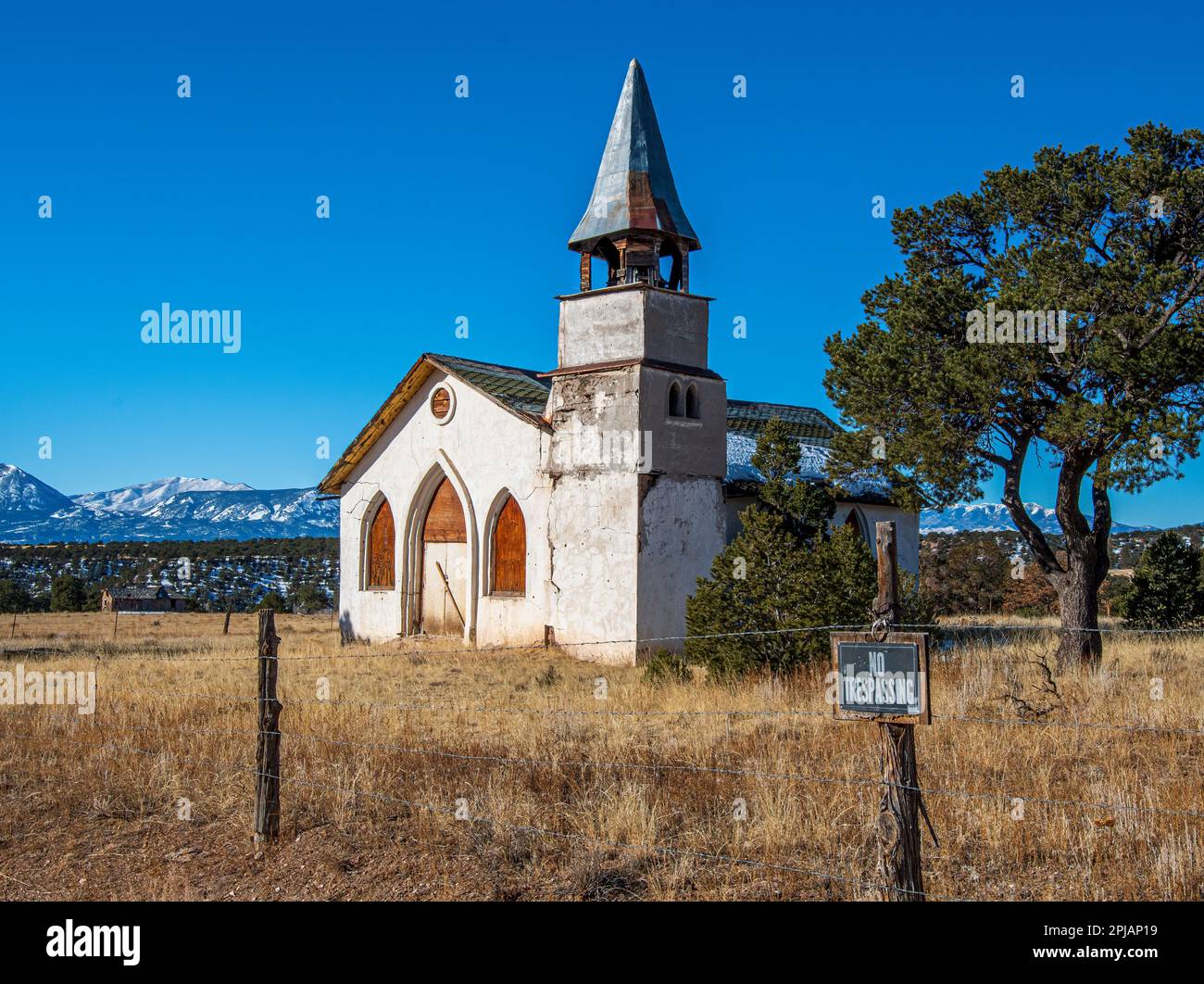 Eine alte verlassene und vernachlässigte Kirche steht immer noch hoch ...