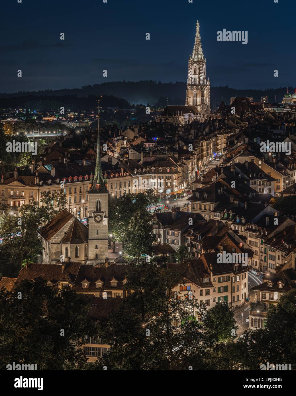 Malerisches nächtliches Panorama der Berner Altstadt vom Aussichtspunkt ...