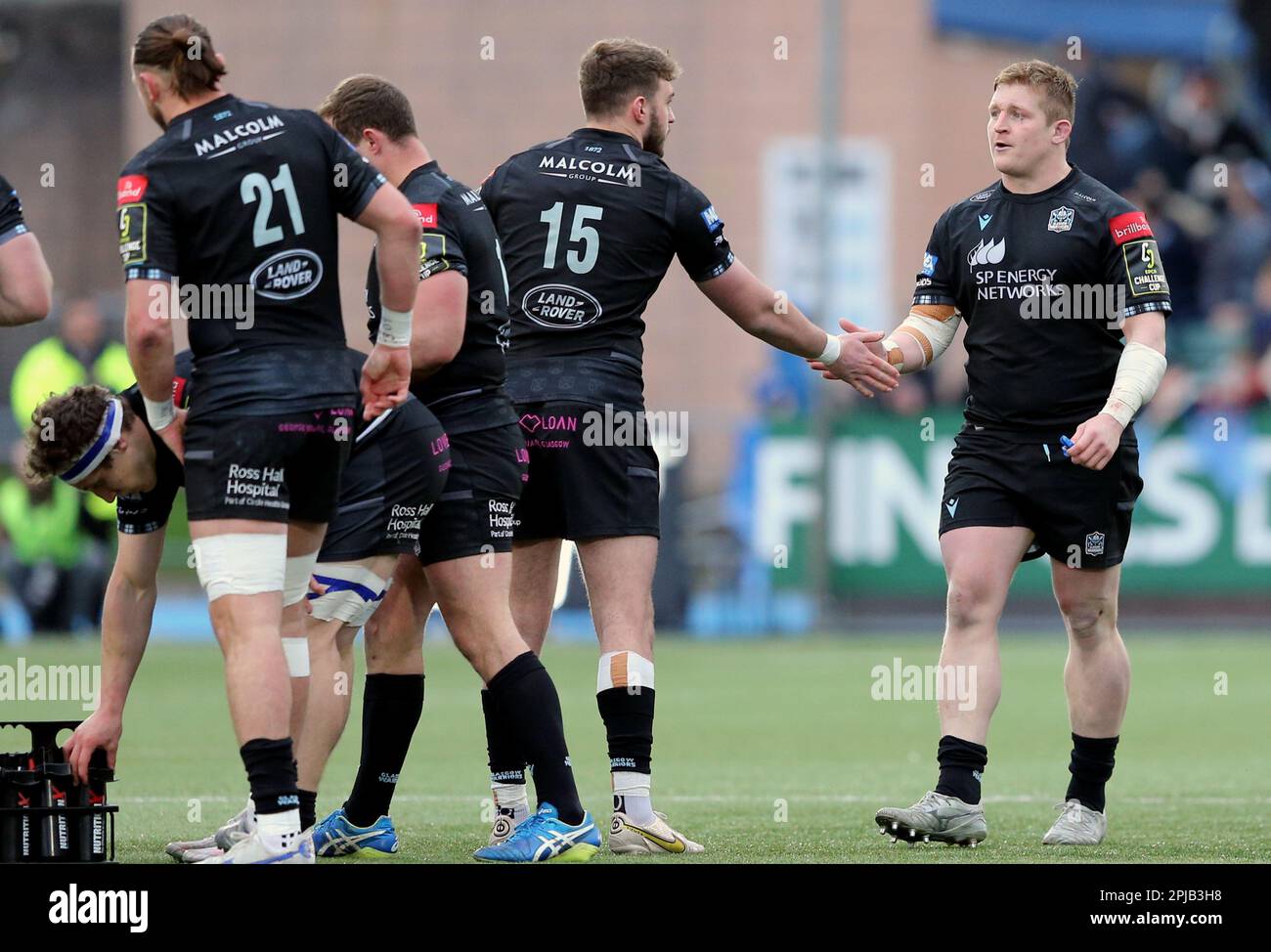 Jonny Matthews (rechts) der Glasgow Warriors feiert nach einem Versuch ...