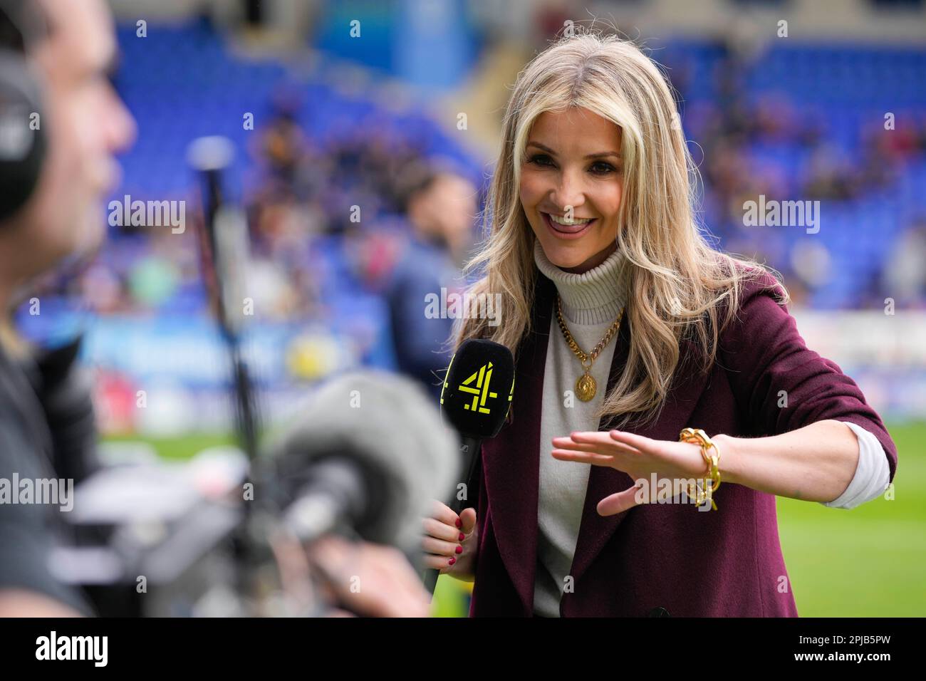 Die Moderatorin Helen Skelton auf Kanal 4 zeigt vor dem Spiel der ...