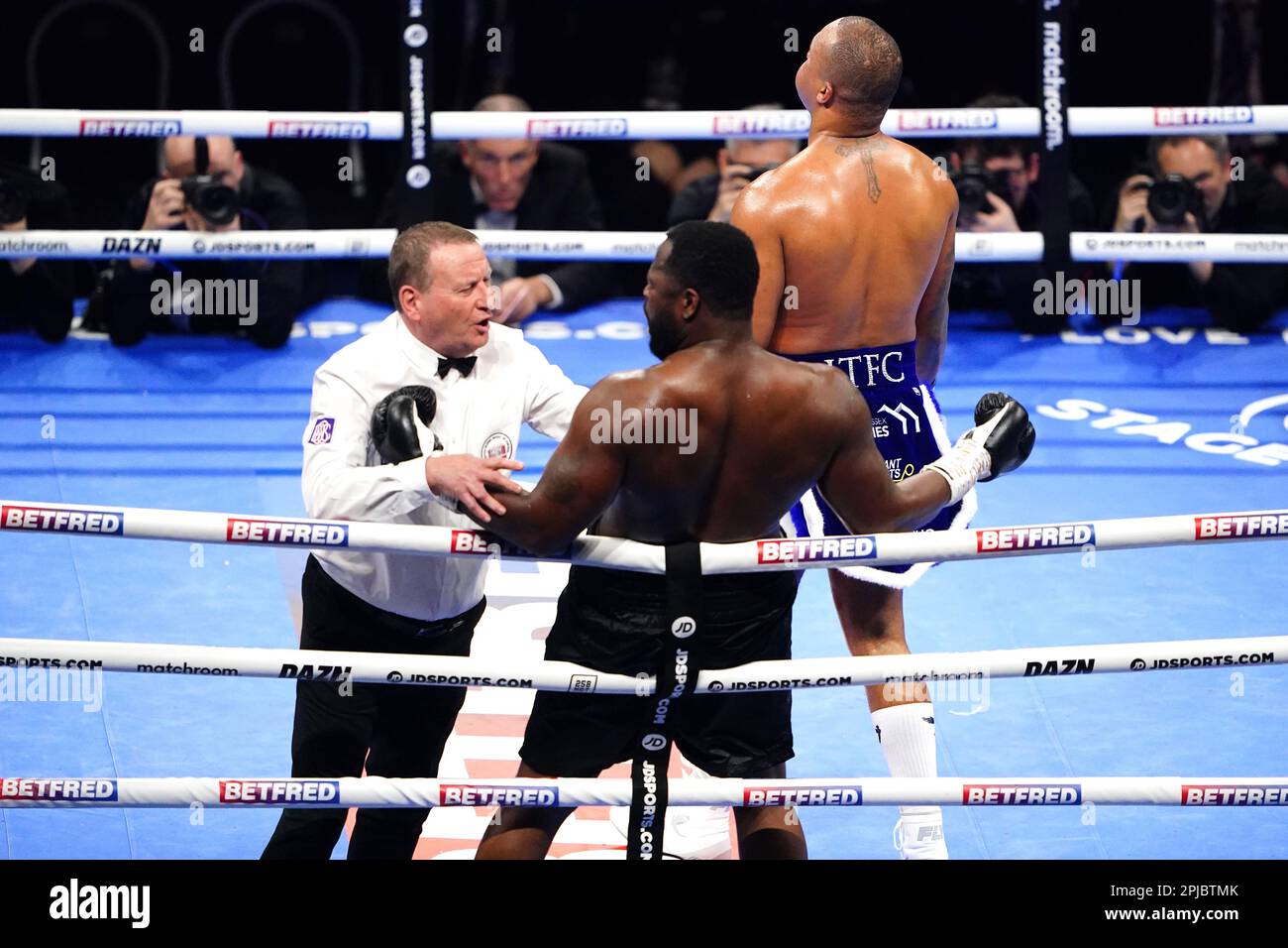 Michael Polite-Coffie (unten) reagiert, nachdem der Schiedsrichter den ...