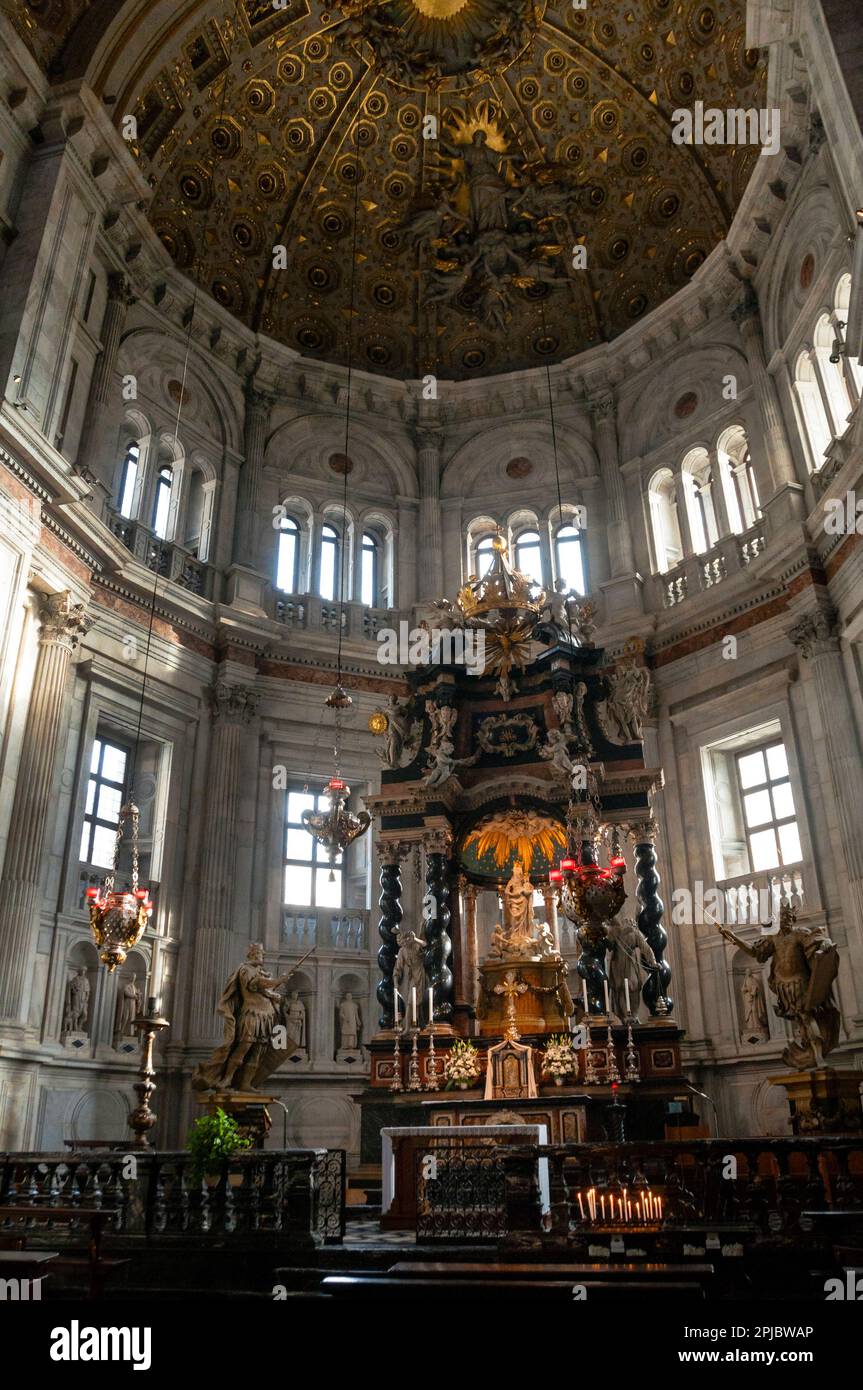 Geschwungene Linien und Gold des barocken Altars der Kapelle der Himmelfahrt in der Kathedrale ...