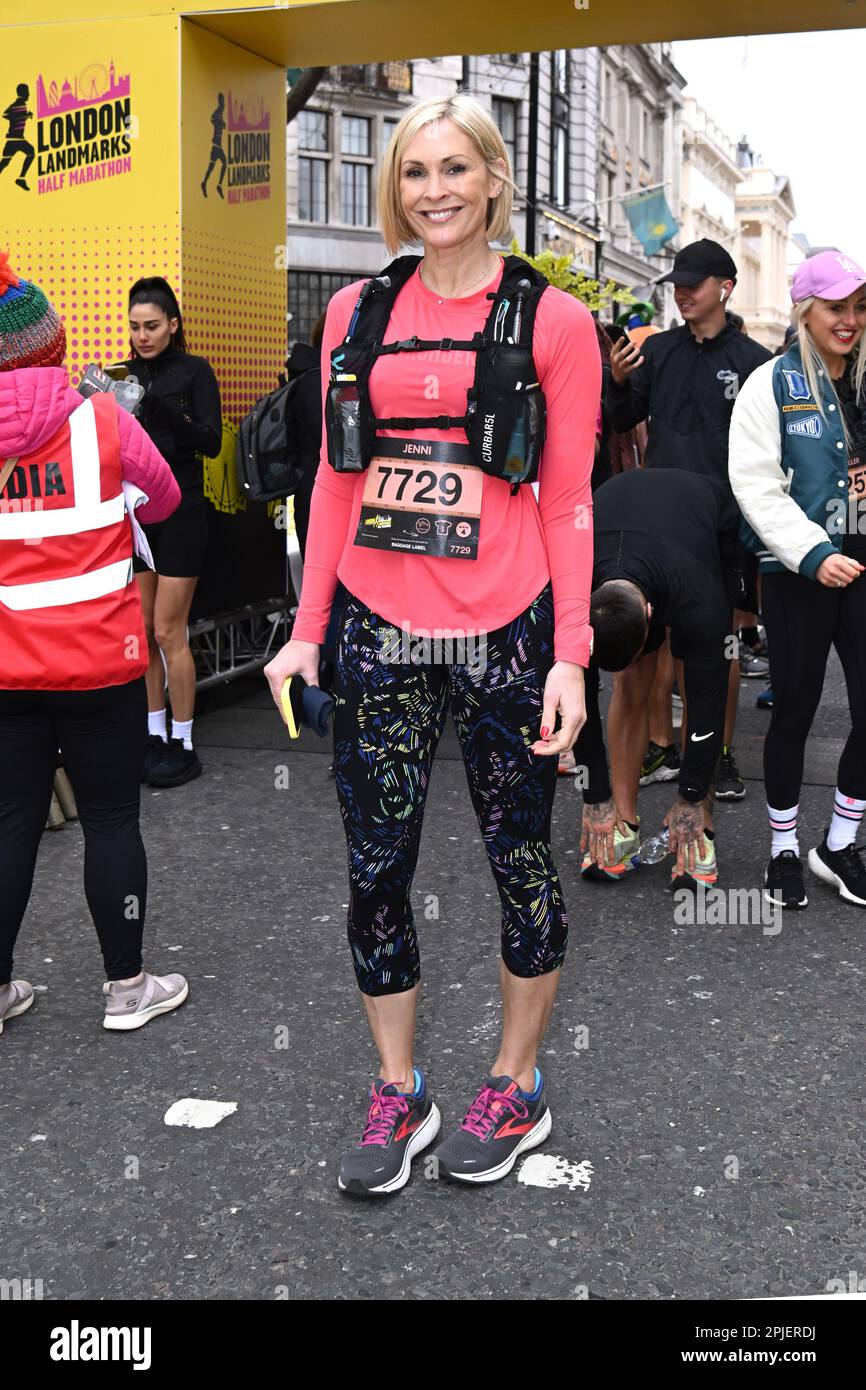 NUR JENNI Falconer NIMMT AM London Landmarks Half Marathon Teil, der ...