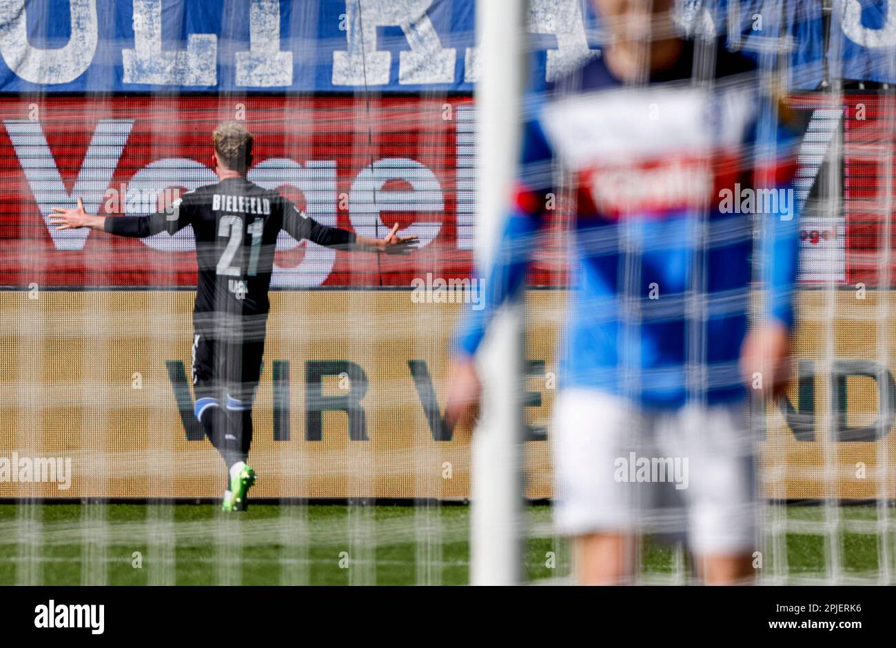 Holstein kiel arminia bielefeld -Fotos und -Bildmaterial in hoher ...