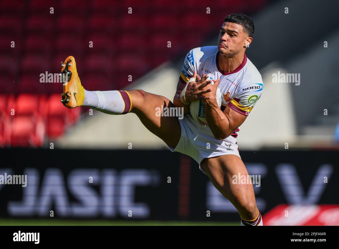 Will Pryce #32 von Huddersfield Giants gewinnt den High Ball während ...