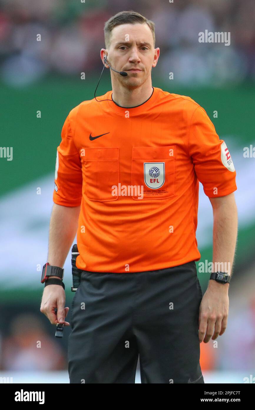 Schiedsrichter Ben Toner beim Finalspiel der Papa John's Trophy Bolton ...