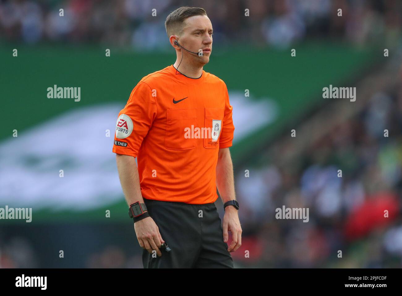 Schiedsrichter Ben Toner beim Finalspiel der Papa John's Trophy Bolton ...