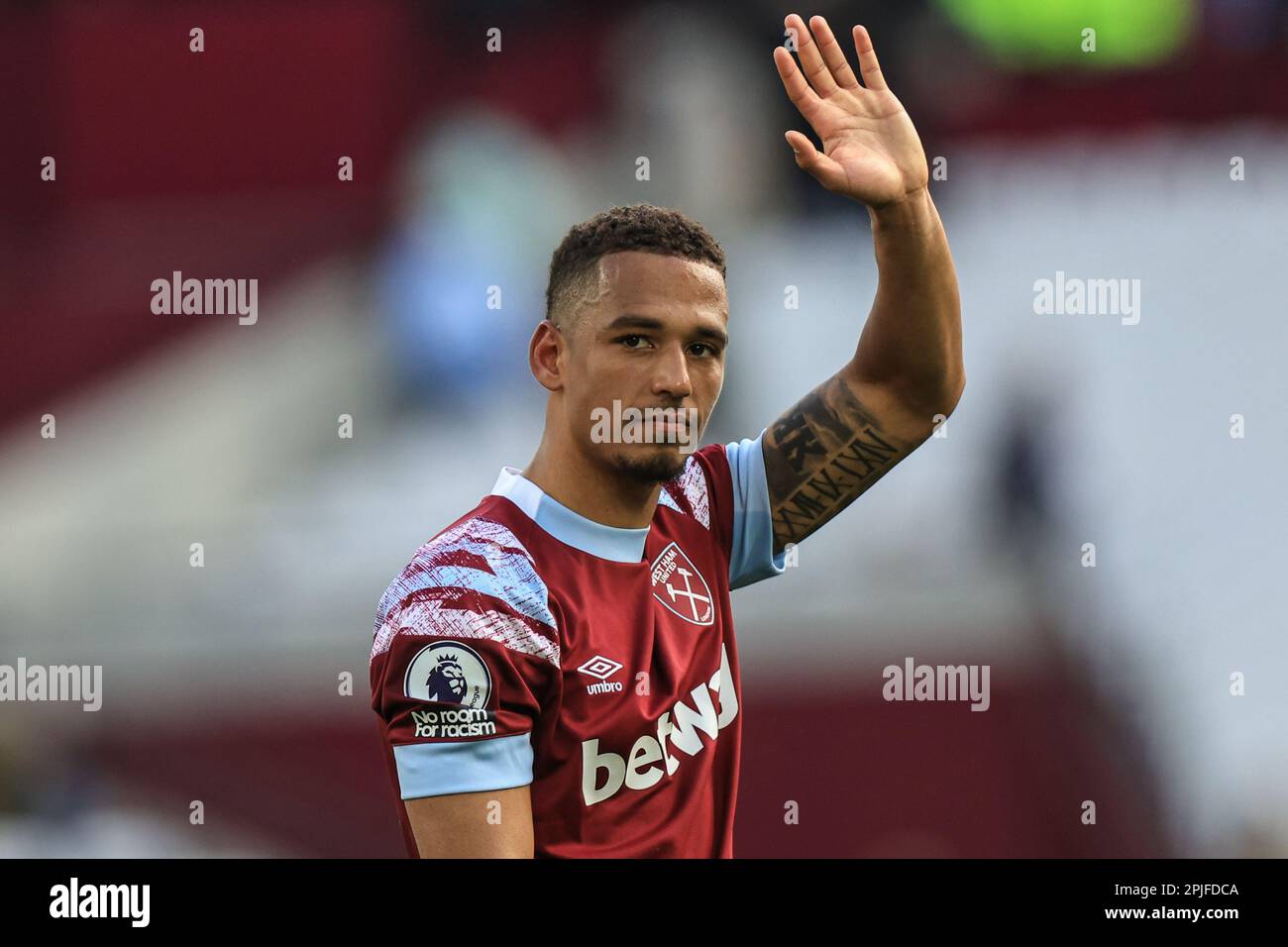 Thilo Kehrer #24 von West Ham United applaudiert den Heimfans beim ...