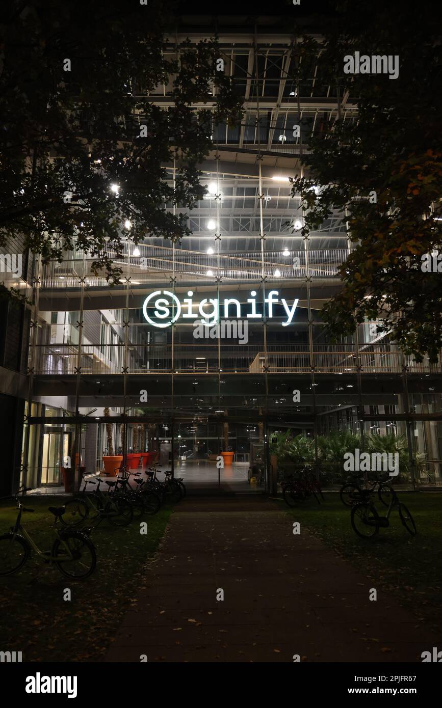 Nachtsicht auf die Glasfassade des Büros der Beleuchtungsfirma Signify ...