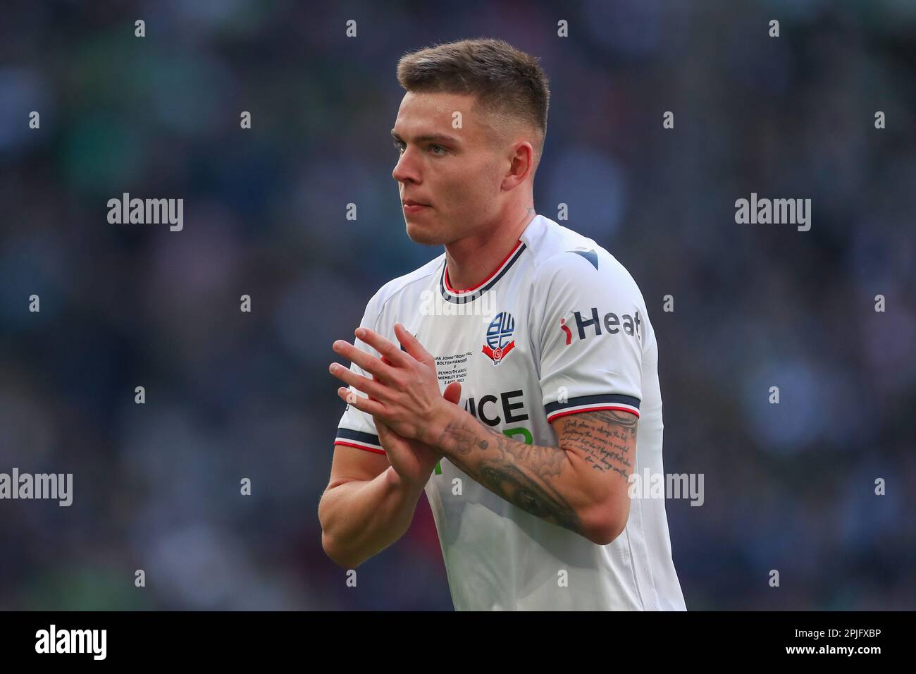 Aaron Morley #16 von Bolton Wanderers applaudiert den Fans der Bolton ...