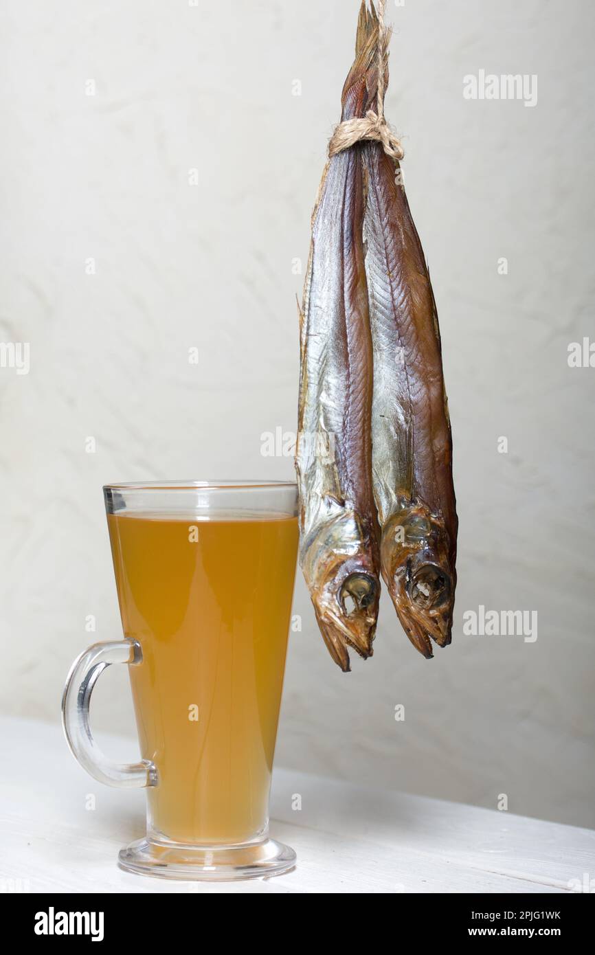 Putassu Cold hat geraucht. Der Fisch ist mit einem Streifen Papier ...