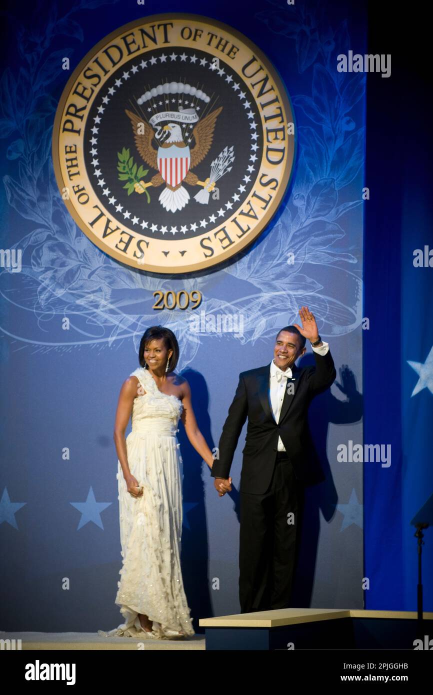 Präsident Barack Obama und First Lady Michelle Obama Welle Publikum ...
