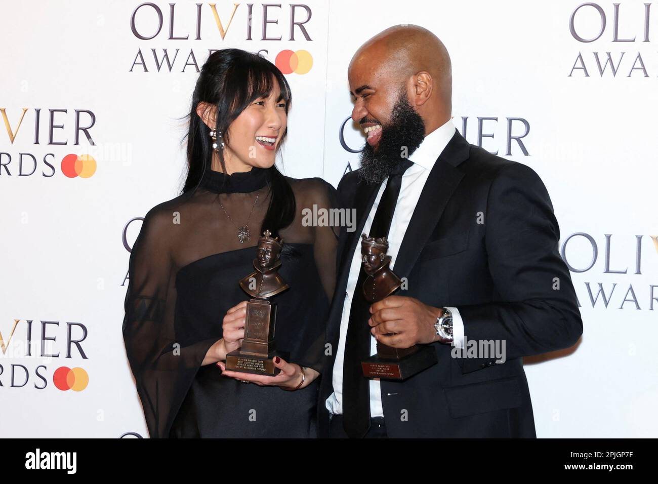 Jessica Hung Han Yun und Tony Gayle posieren bei den Olivier Awards in ...