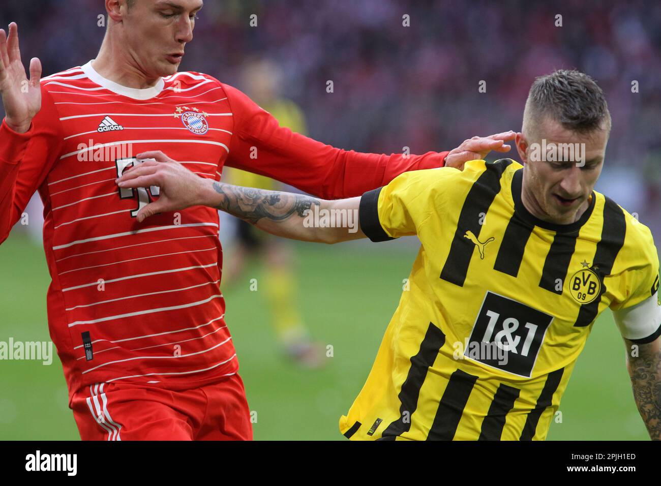 MÜNCHEN, Deutschland. , . 11 Marco REUS von BVB und 5 Benjamin PAVARD ...