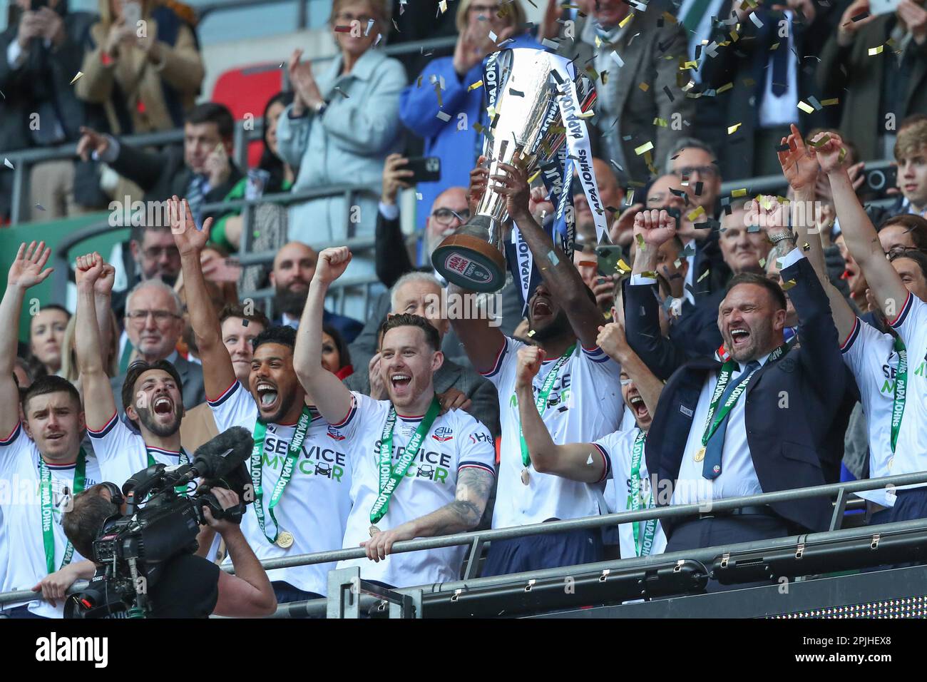 Die Bolton Wanderers-Spieler feiern den Sieg ihrer Teams nach dem Papa ...