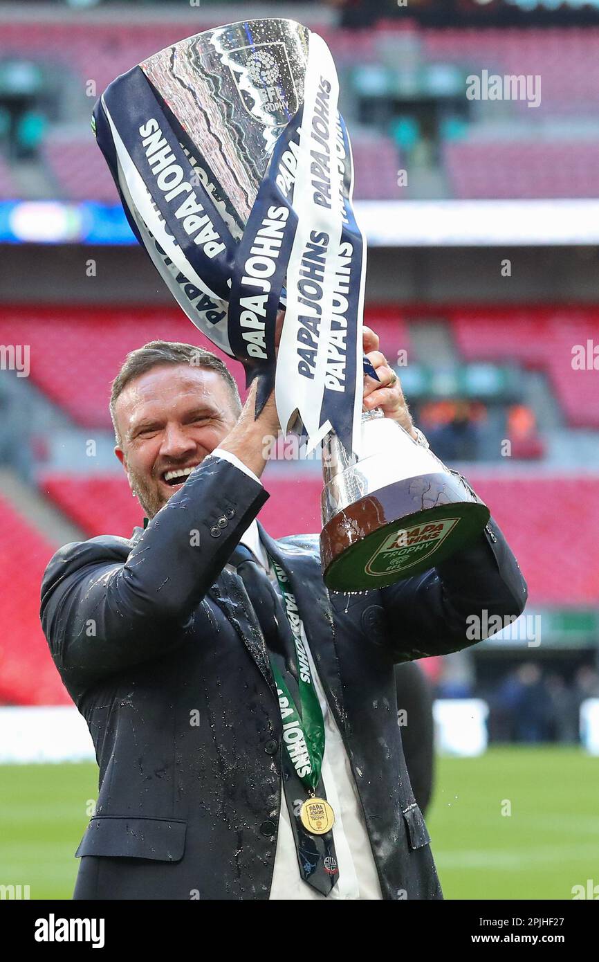 Ian Evatt Manager von Bolton Wanderers feiert den Sieg seiner Teams ...