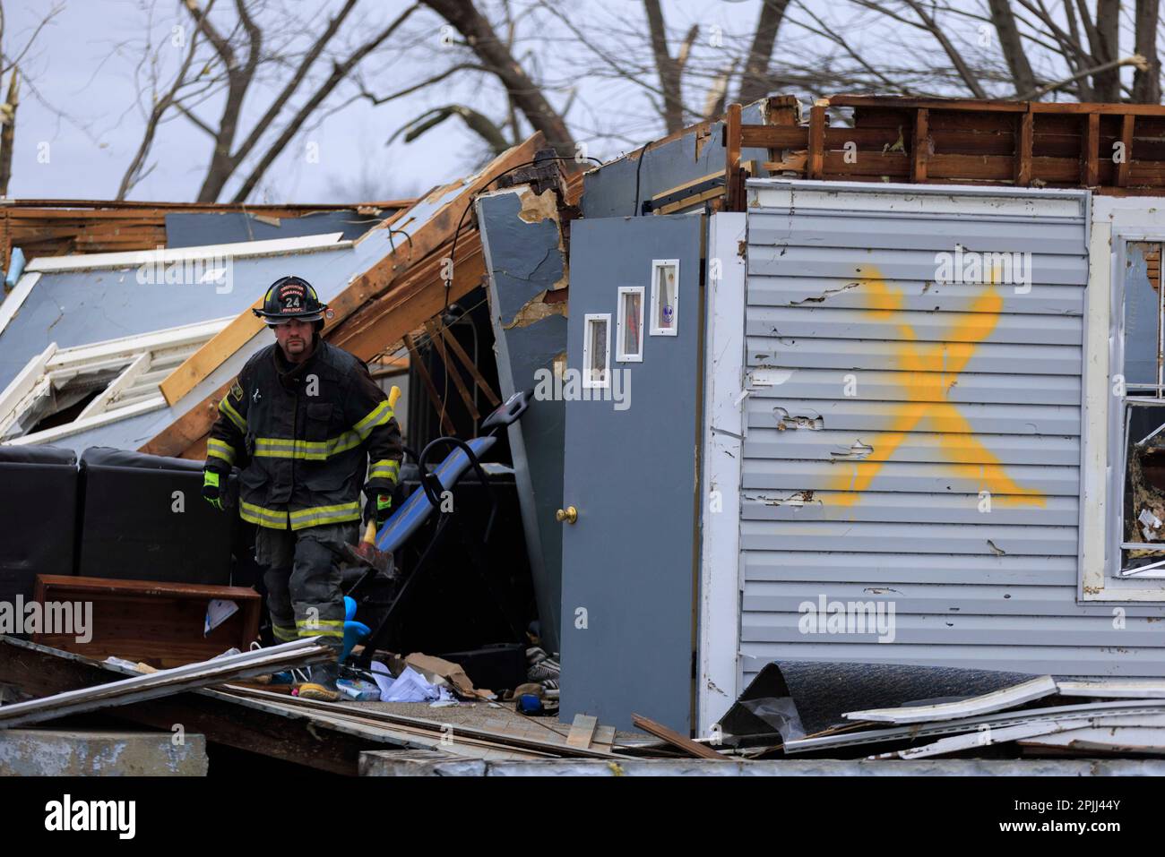 SULLIVAN, INDIANA - 1. APRIL: Ein Feuerwehrmann hilft bei Such- und ...