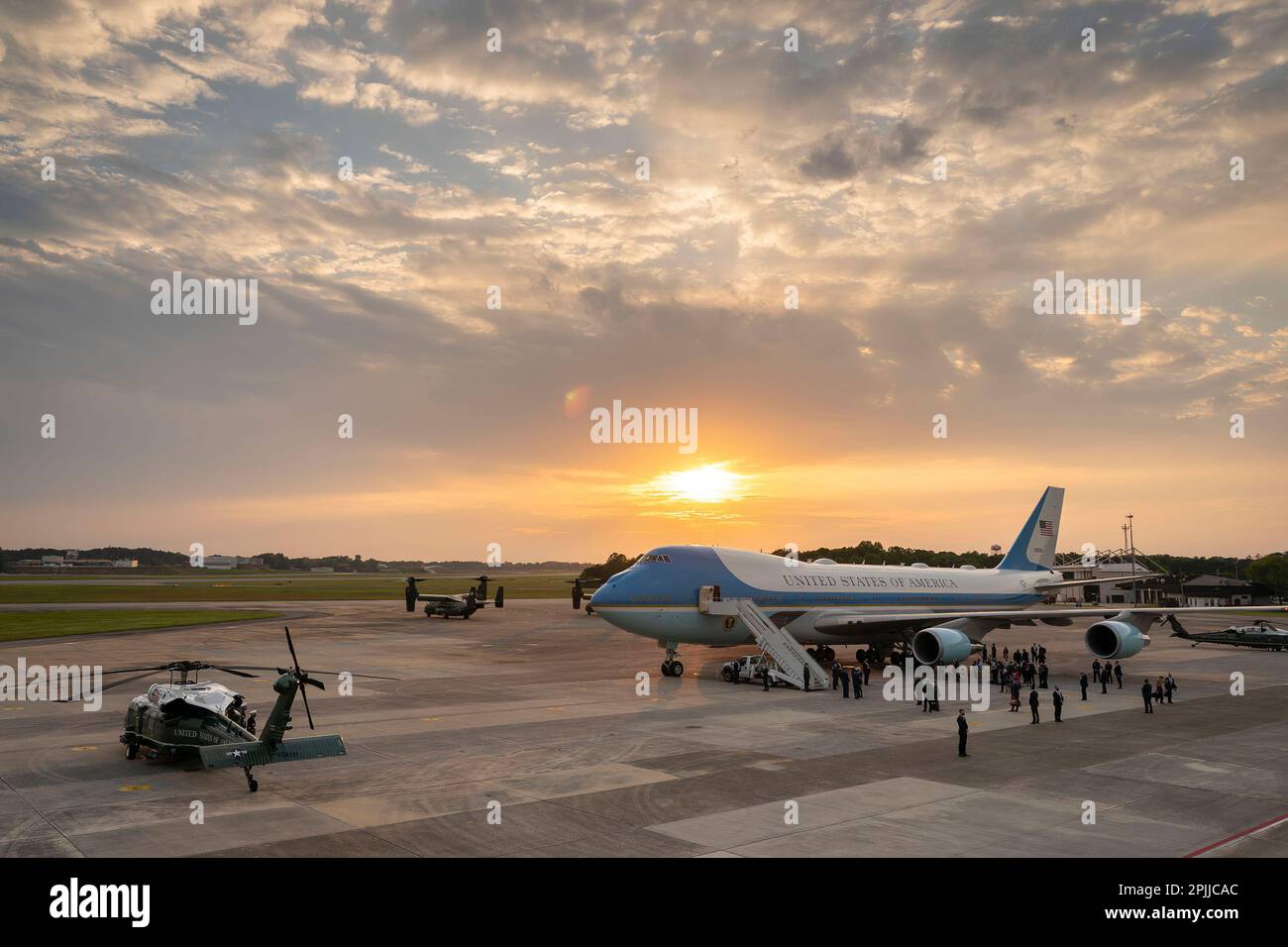 Präsident Joe Biden und First Lady Jill Biden verlassen Marine One am ...