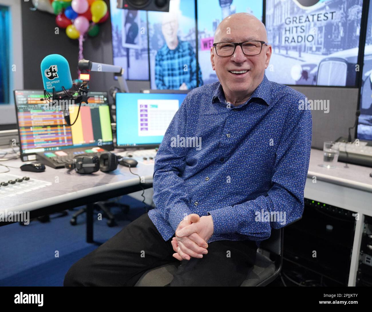 Radiomoderator Ken Bruce in den Bauer Studios im Zentrum von London ...