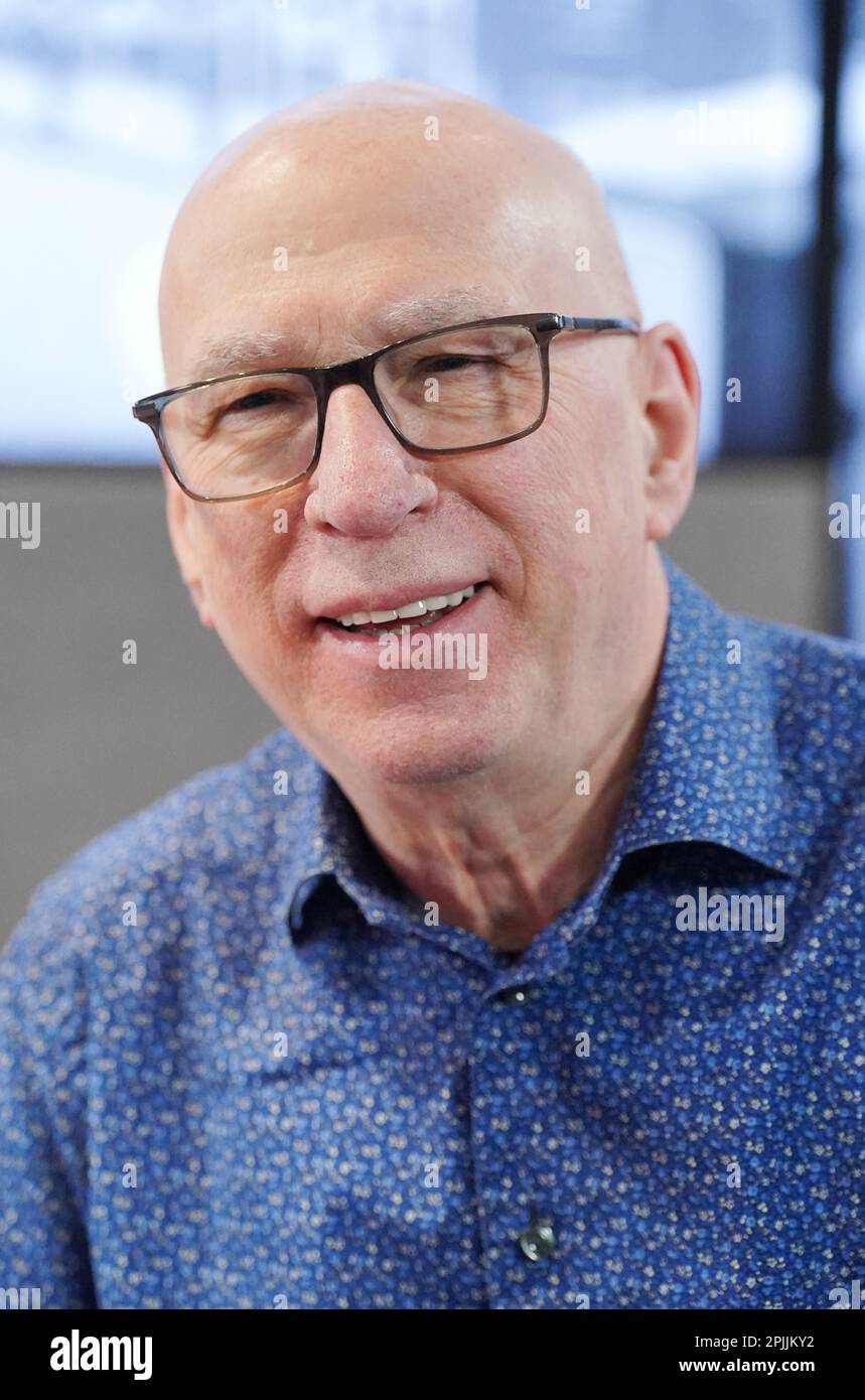 Radiomoderator Ken Bruce in den Bauer Studios im Zentrum von London ...