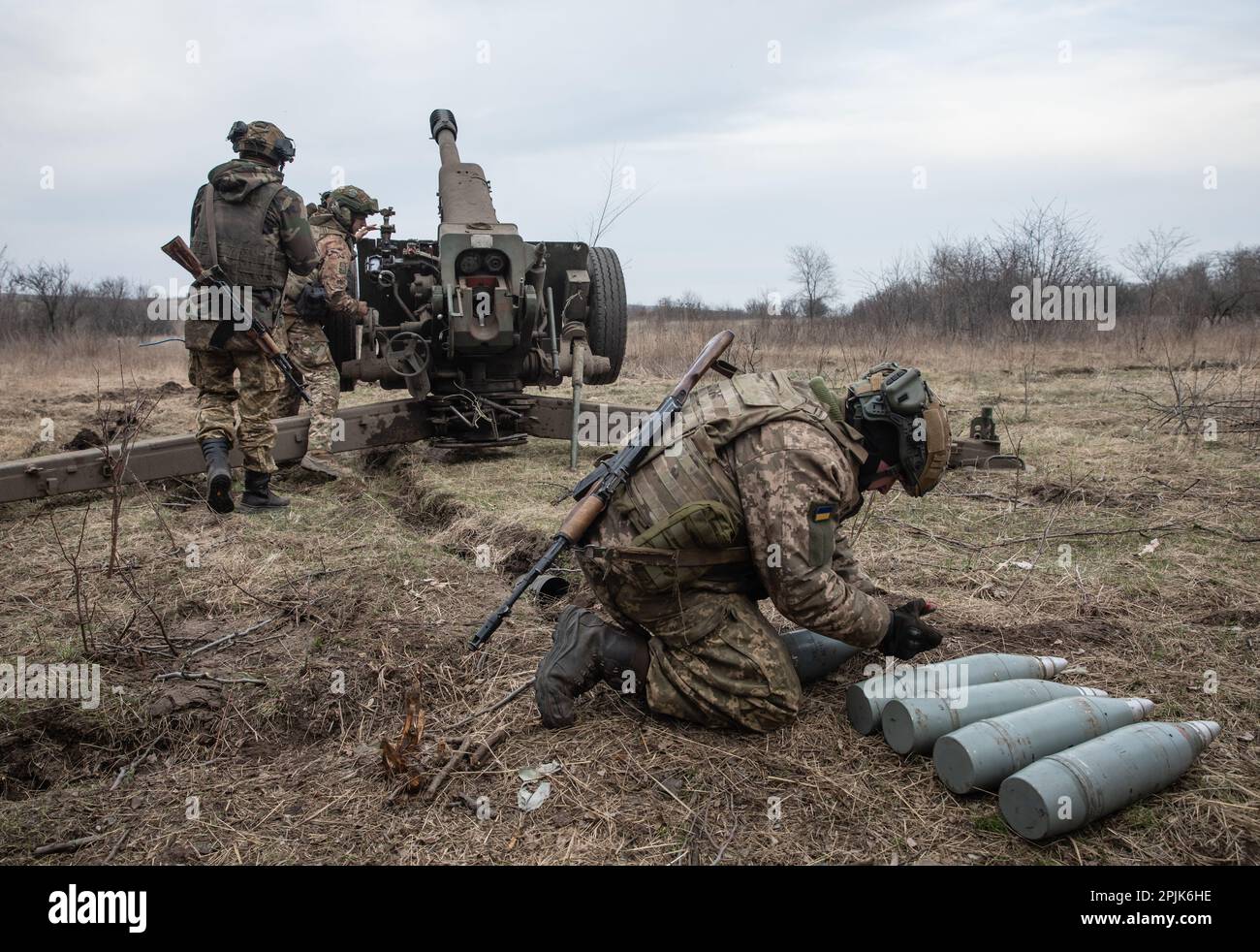 Feindliche artilleriegeschosse -Fotos und -Bildmaterial in hoher Auflösung – Alamy