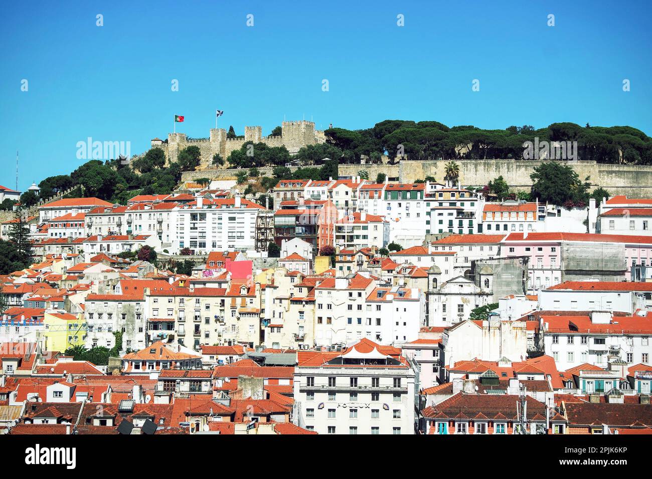 Das historische St. George's Castle steht über den roten Dächern von ...