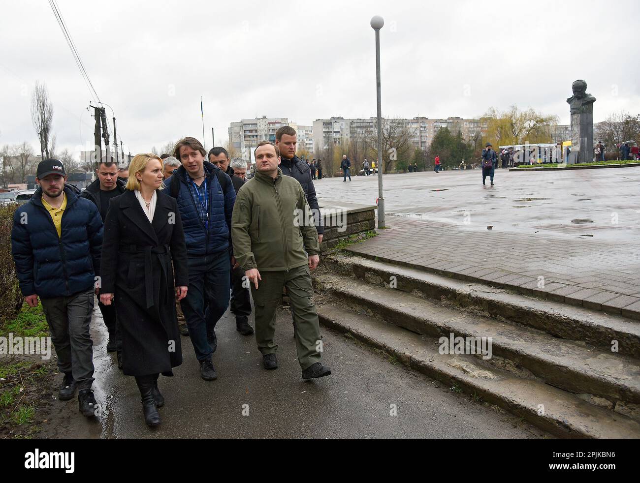 BORODIANKA, UKRAINE - 2. APRIL 2023 - Bildhauer Yevgen Prymachenko, außerordentlicher und ...