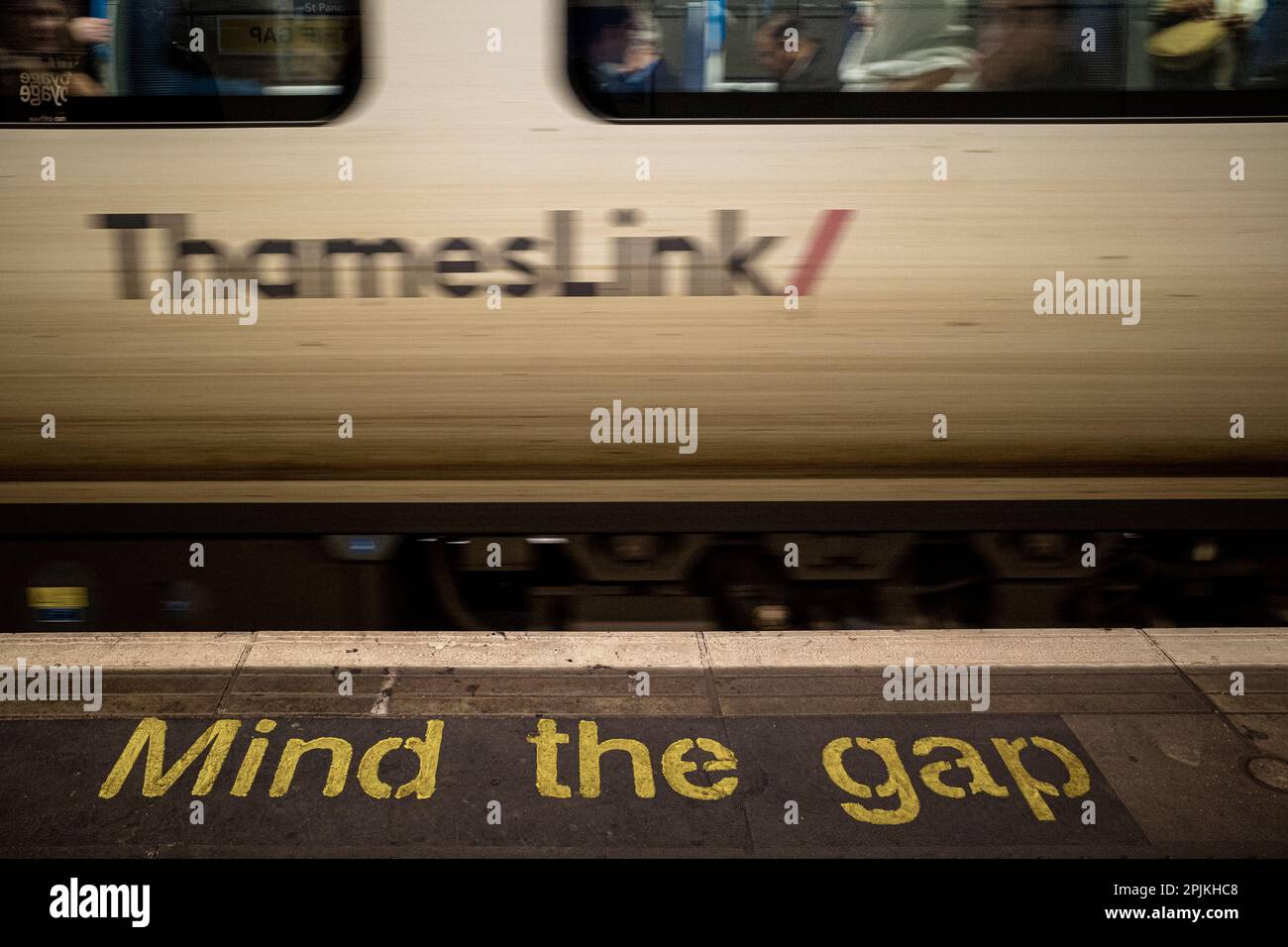 Thameslink-Zug - ein Thameslink-Zug fährt durch den Bahnhof St. Pancras ...