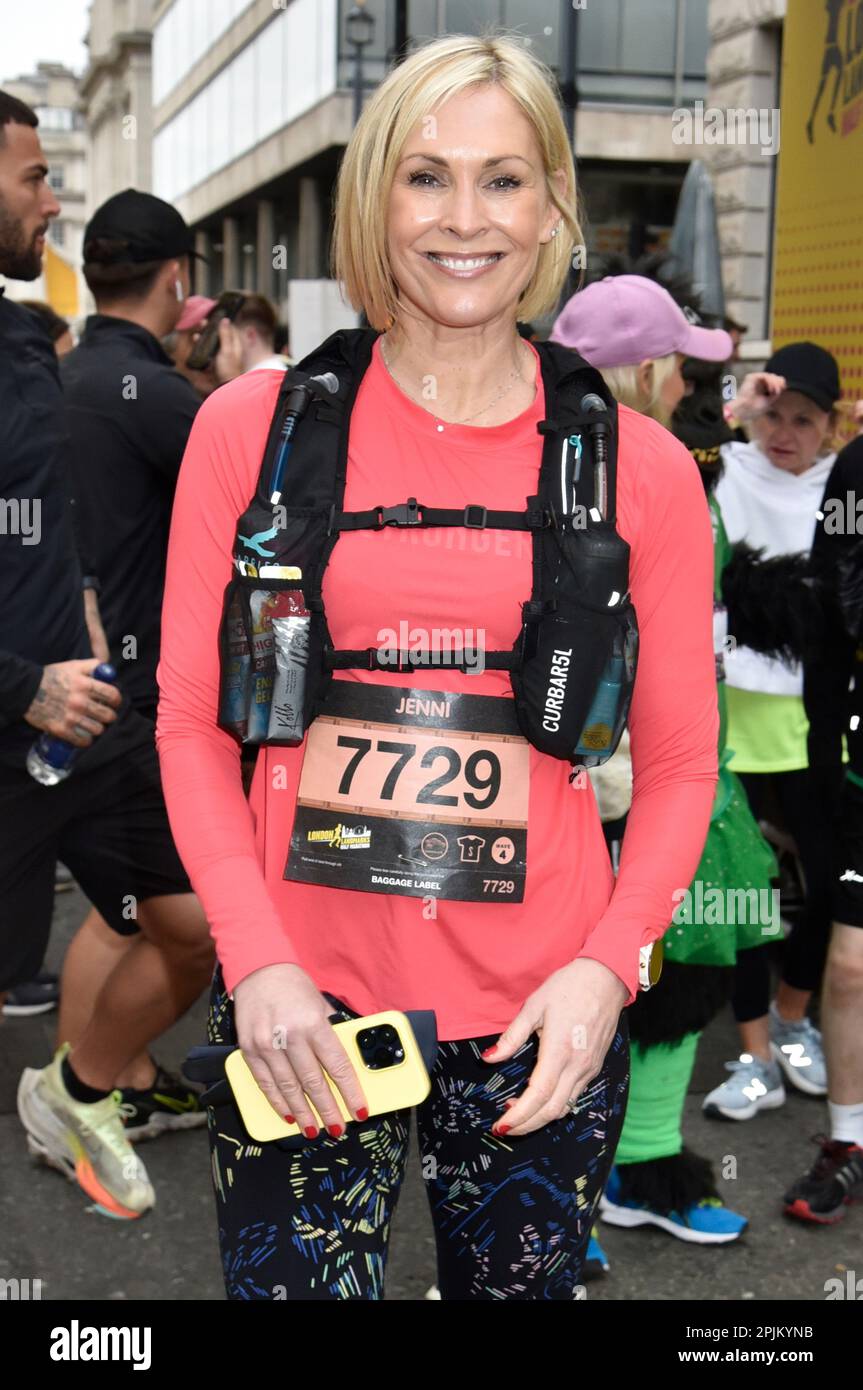 Jenni Falconer am Start des 2023 London Landmarks Half Marathon in Pall ...